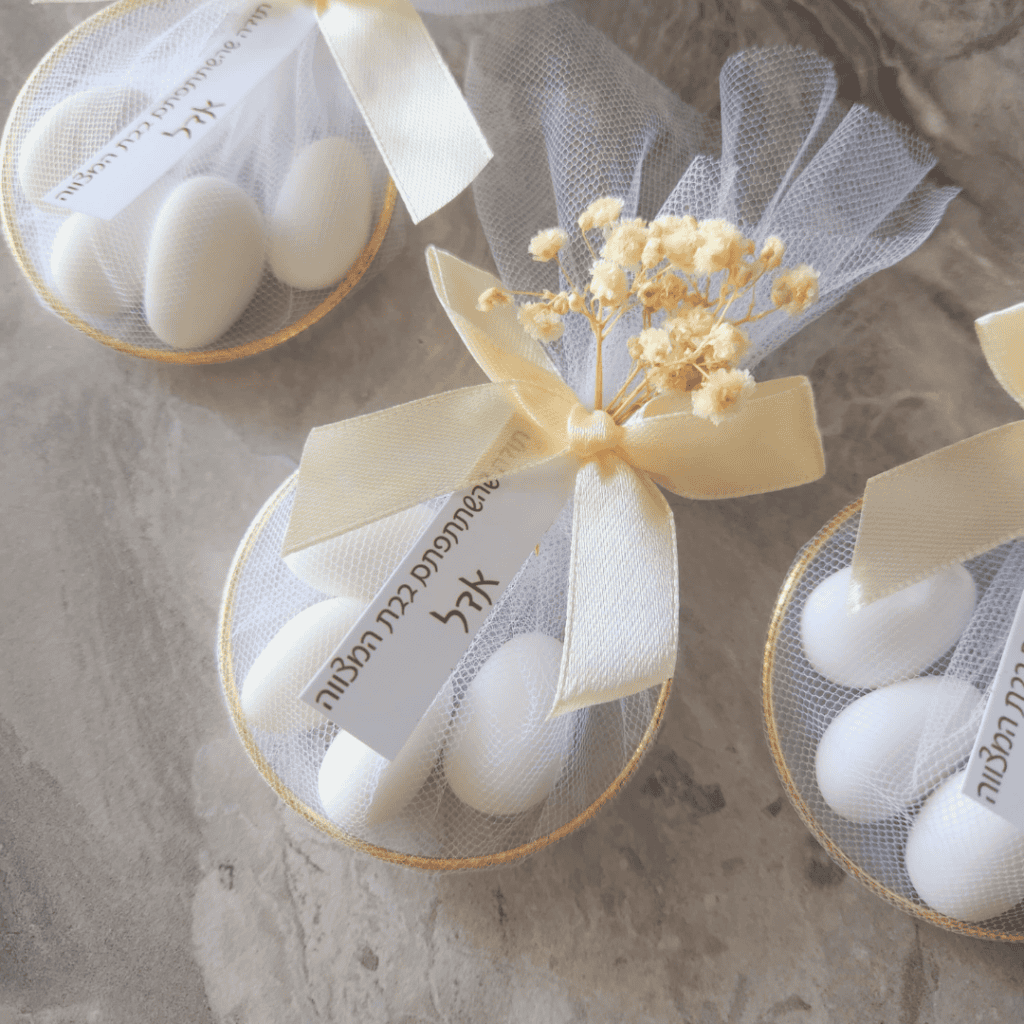 מתנה לאורחים חישוקי זהב עם סוכריות דרג׳ה והקדשה אישית - רומיאו מתנות ...